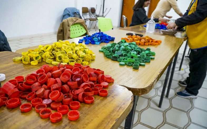 Se recolectaron más de 100 kilos de tapitas para el Garrahan ...